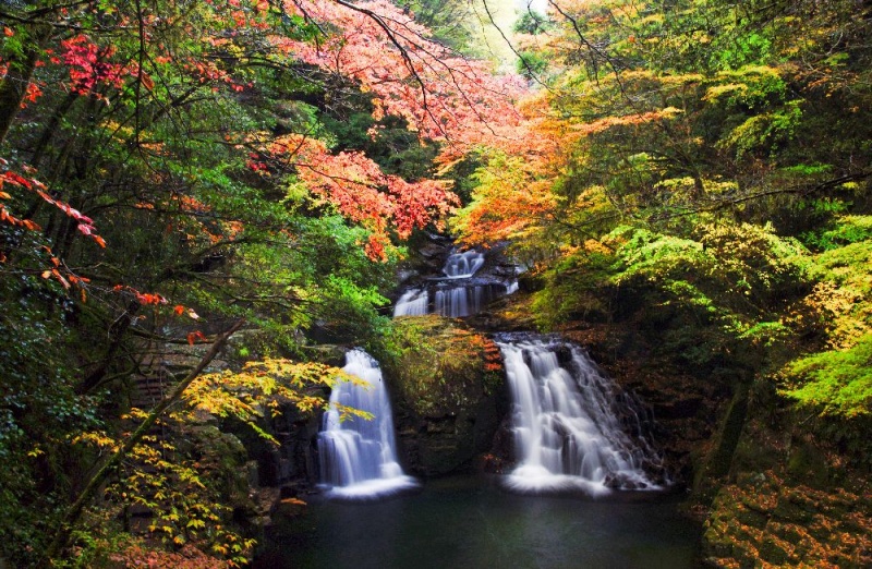 10 Beautiful Waterfalls to See in Japan in Autumn | Kyuhoshi
